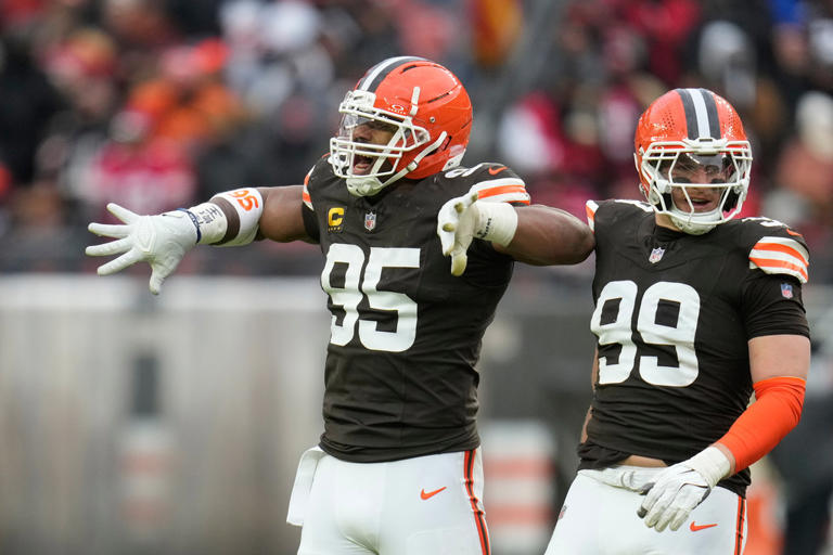 Steelers look to wrap up AFC North and prevent Browns' pass rusher ...