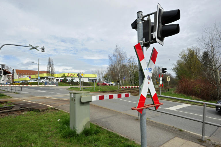 Frauen laufen über geschlossenen Bahnübergang und entkommen nur knapp ...