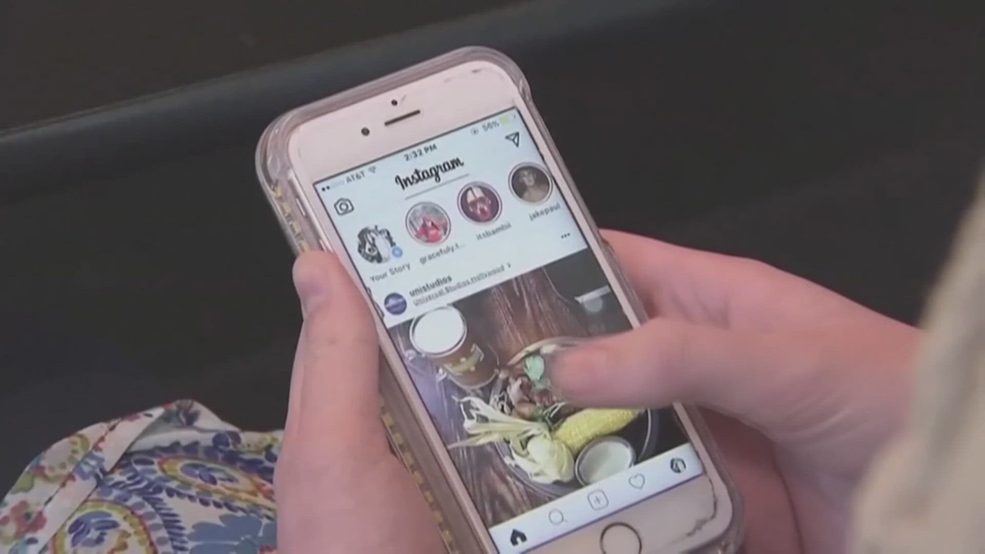 Warning labels for young social media users