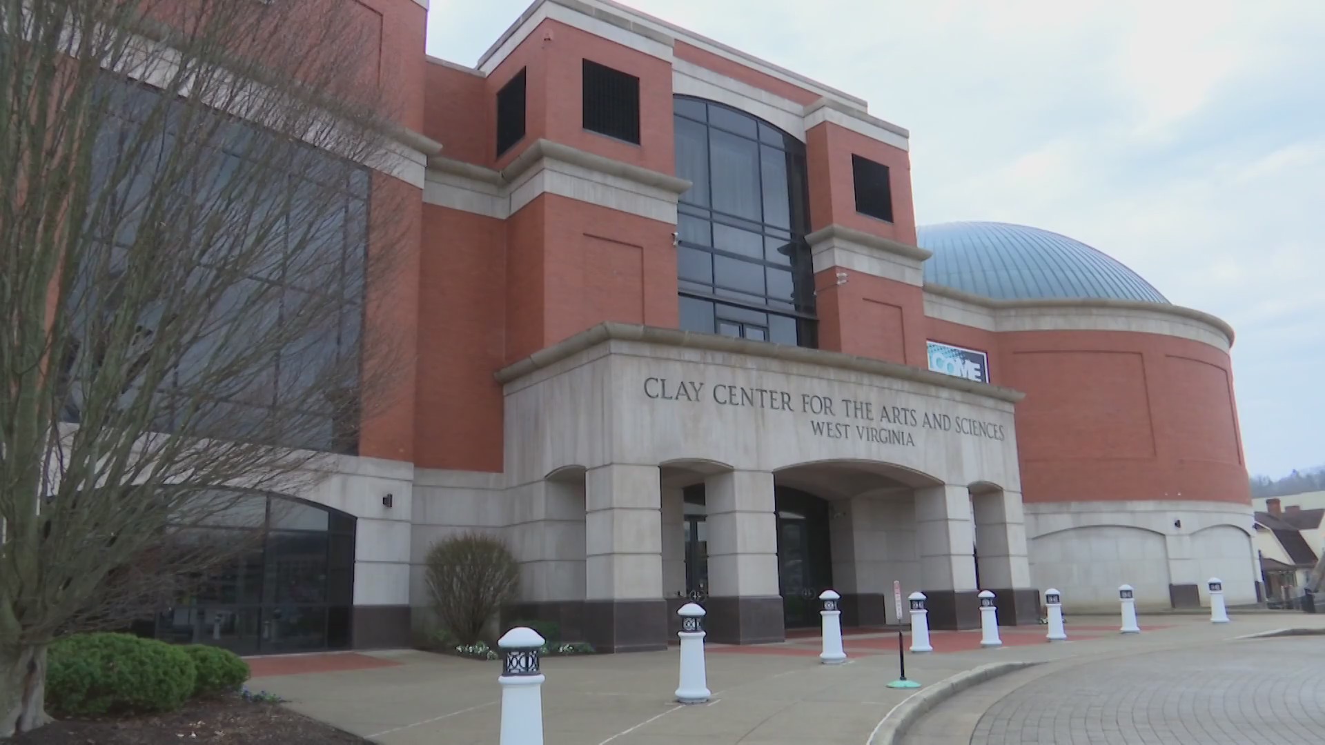 Kids make 'winter slime' in first day of Winter WonderLabs at Clay Center