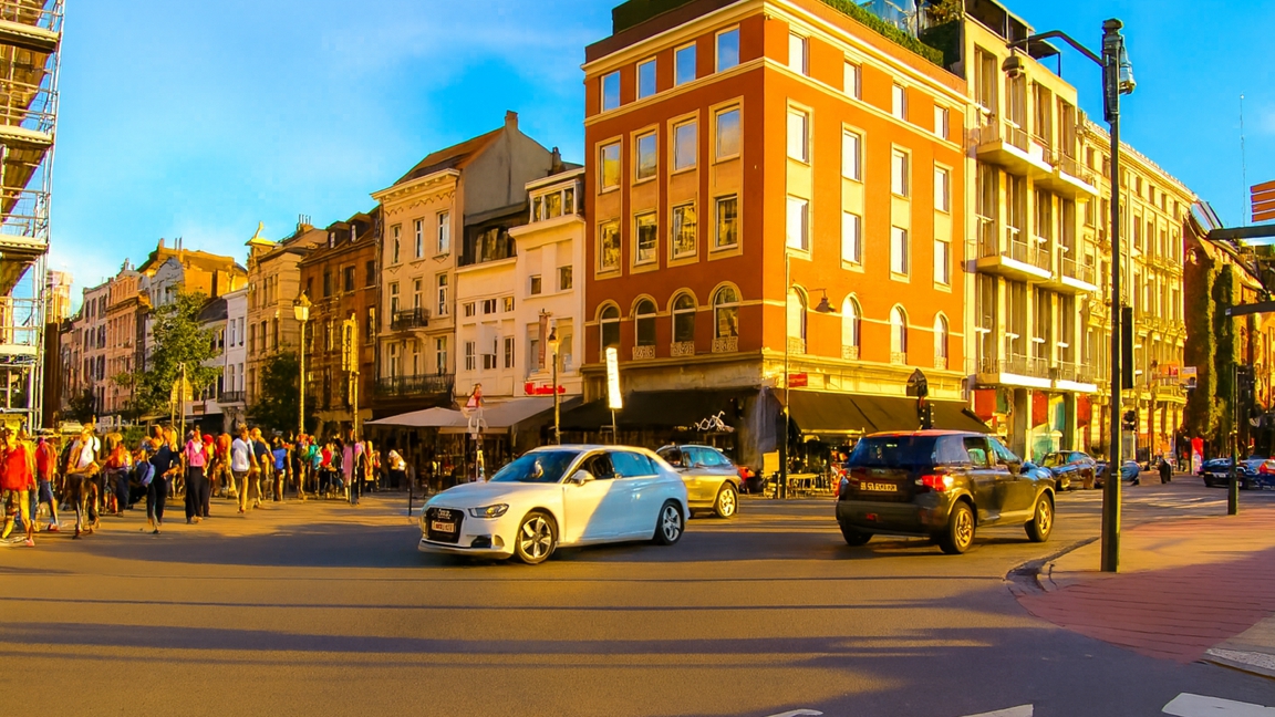 What is daily life like in Antwerp’s city center?