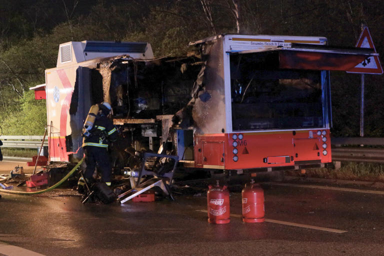 Fleisch-Anhänger gerät während der Fahrt in Brand! Chaos im Berufsverkehr