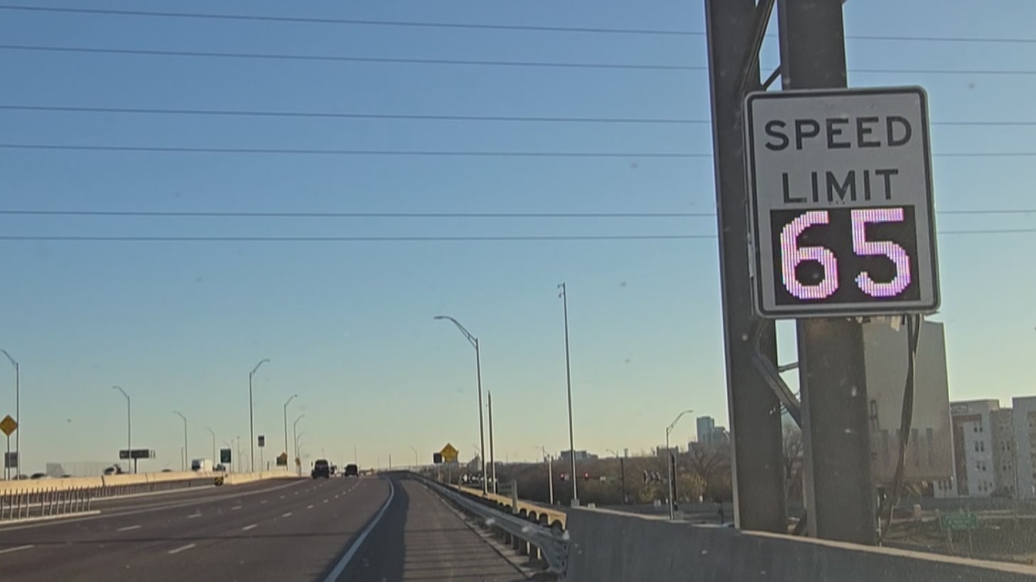 TxDOT installs variable speed limit signs on I-35 in Fort Worth