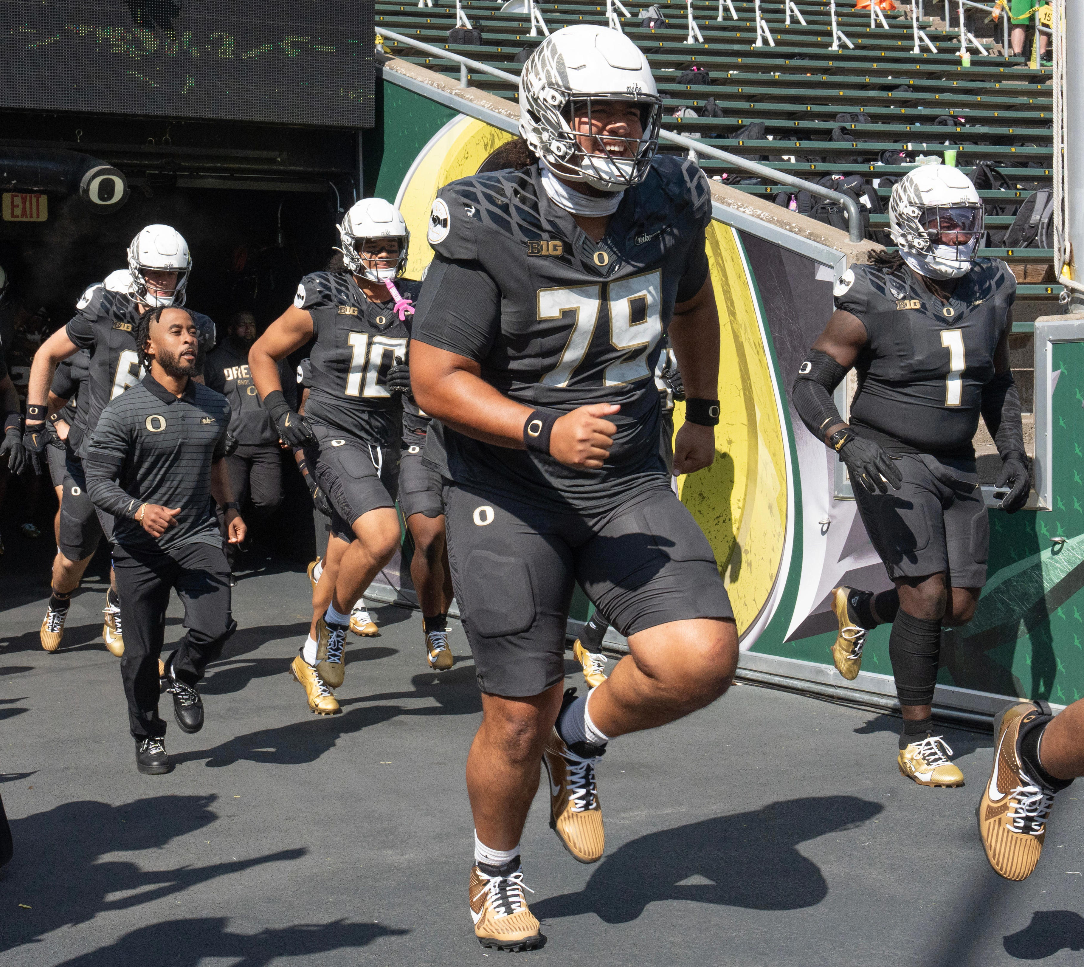 Oregon offensive lineman Lipe Moala to transfer out of the program