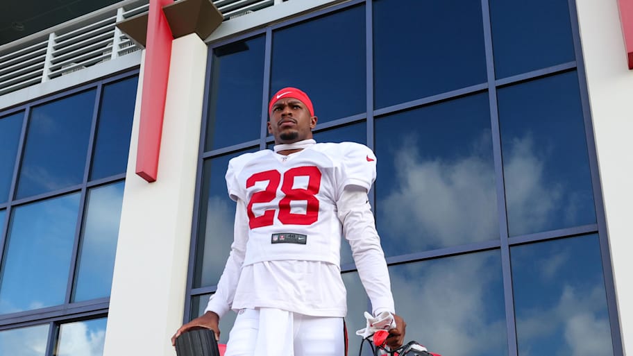 Shilo Sanders turns heads with hilarious search under Deion Sanders ...