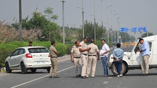 Man kills wife over ₹20, jumps in front of moving train in east Delhi