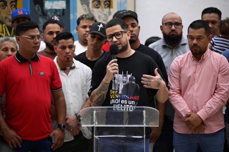 Des migrants vénézuéliens détenus au Salvador exigent d’être ...