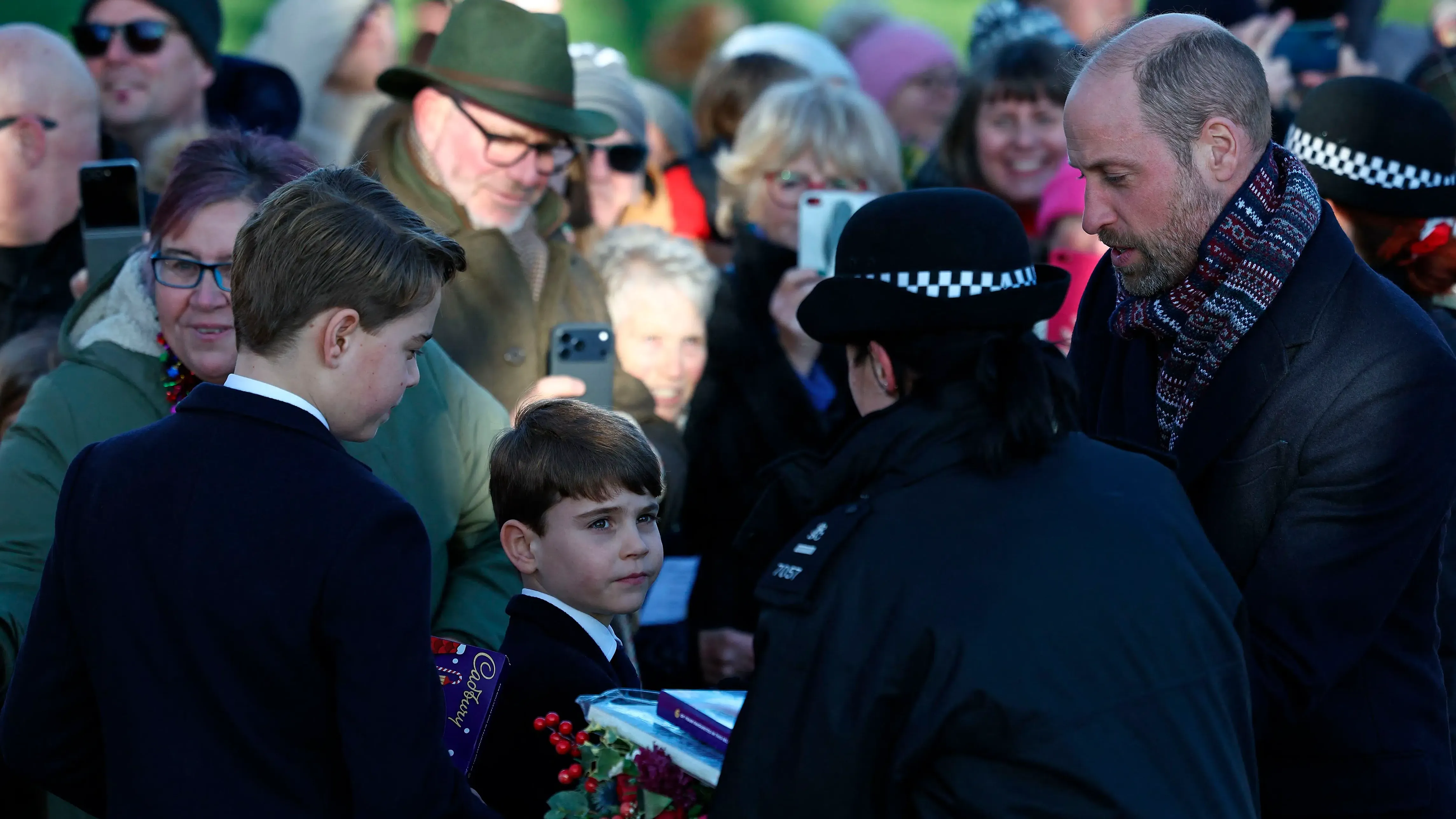 Sødt optrin på vej fra kirke: Prins Louis stjæler showet – igen