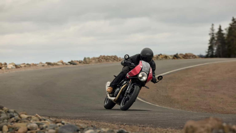 Triumph apunta a las naked de inicio con la Thruxton 400 y la Tracker 400