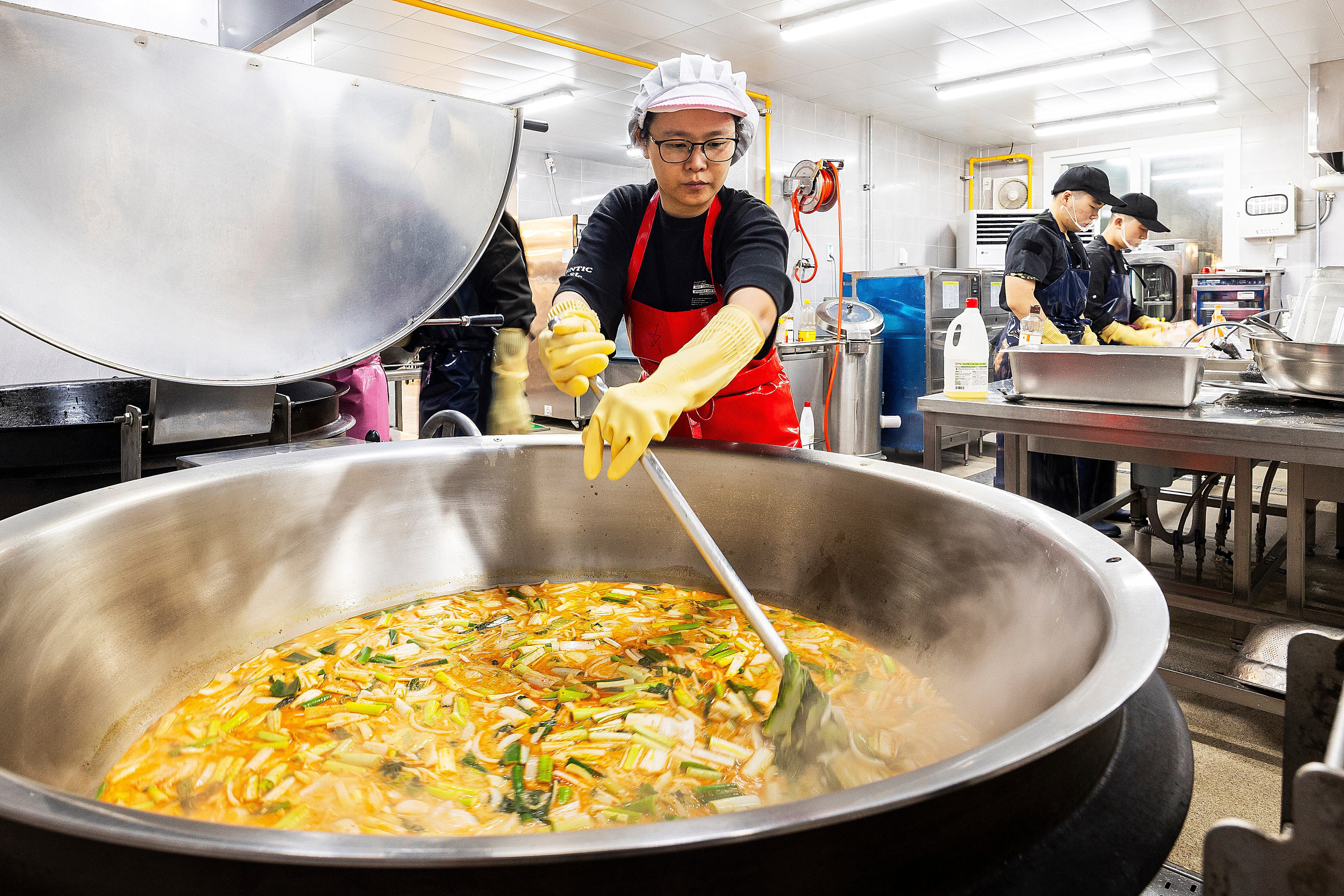 Battlefield kitchen: 300 servings prepared daily for South Korean troops