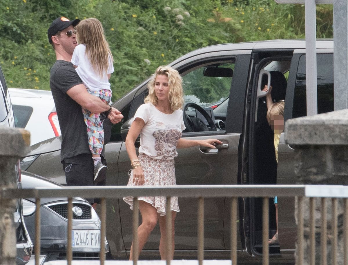 Chris Hemsworth and Elsa Pataky share a fun Christmas photo with their ...