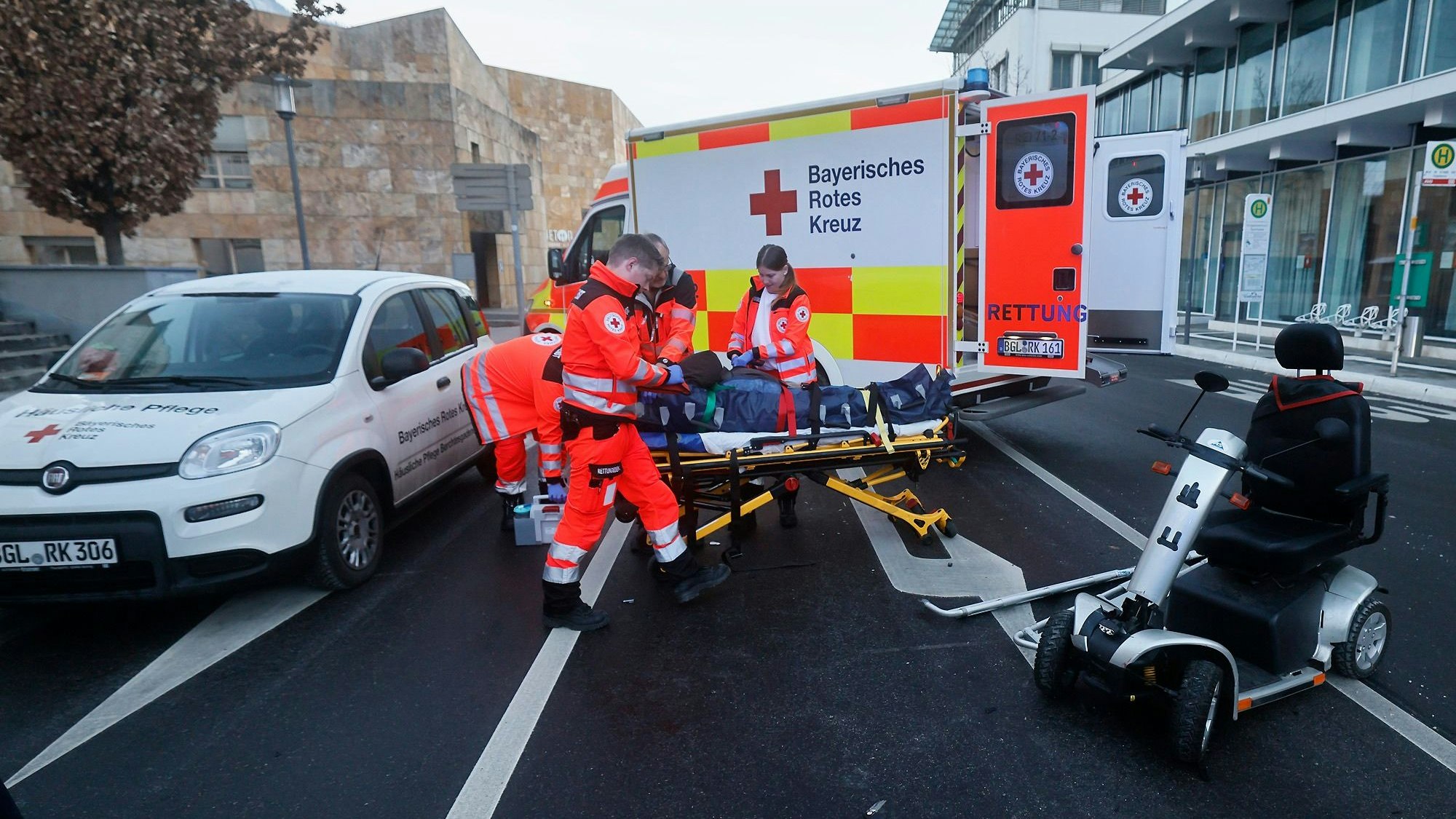 Scheibe vereist! Pkw erfasst Senior auf Elektromobil