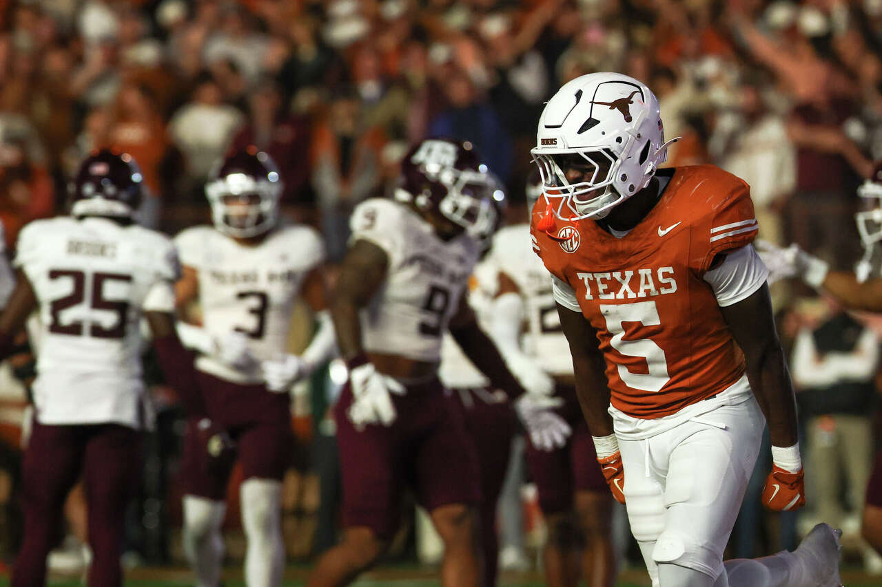 Texas' starting running back hits the transfer portal