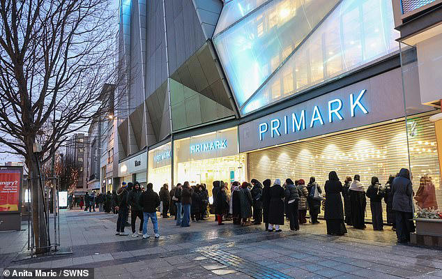 And you thought Boxing Day sales didn't matter! Thousands queue for ...