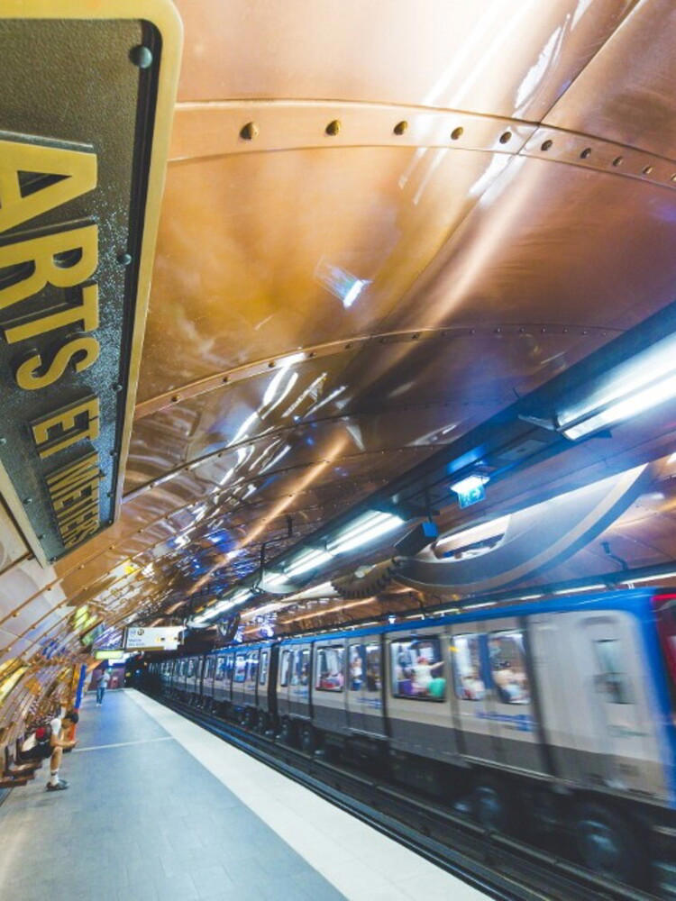 Tre donne accoltellate nella metro di Parigi