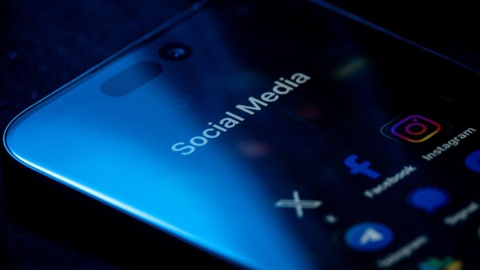 Governor Hochul signs law for mental health warnings on addictive ...