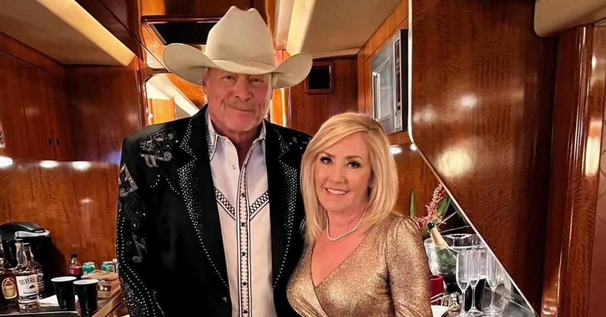 Alan Jackson posts photo of his 3 pregnant daughters: “Our growing family”