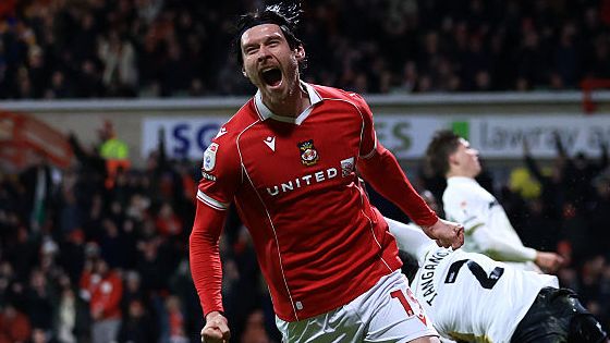 From villain to hero! Kieffer Moore overcomes error with vital brace as ...