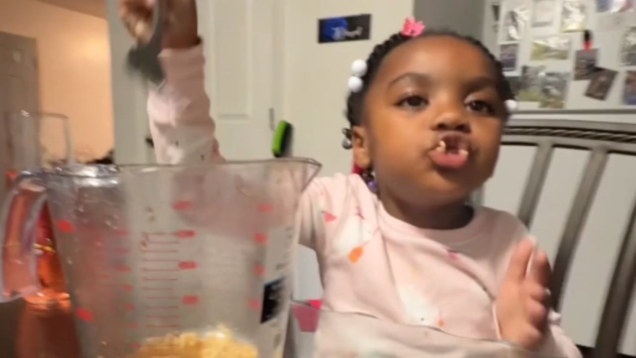 Woman tells her niece a joke and then laughs as horribly as possible to ...