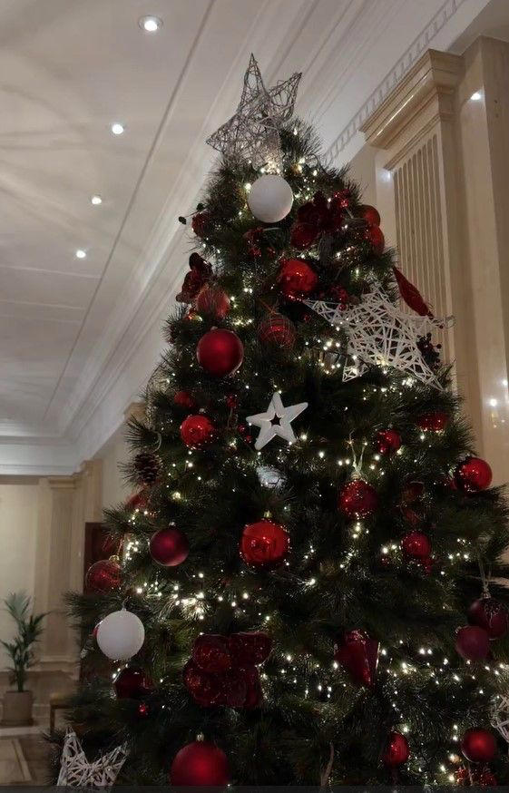 El impresionante árbol de Navidad que decora Zarzuela y el adorno ...