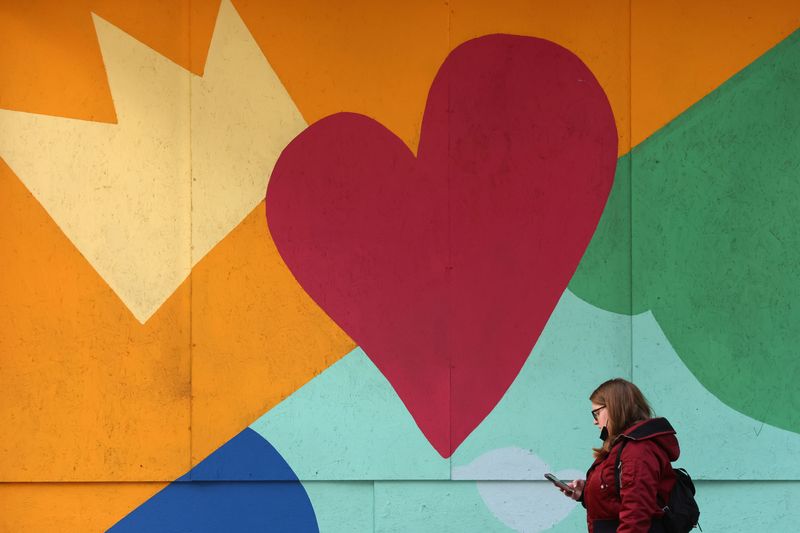 New York to require social media platforms to display mental health ...