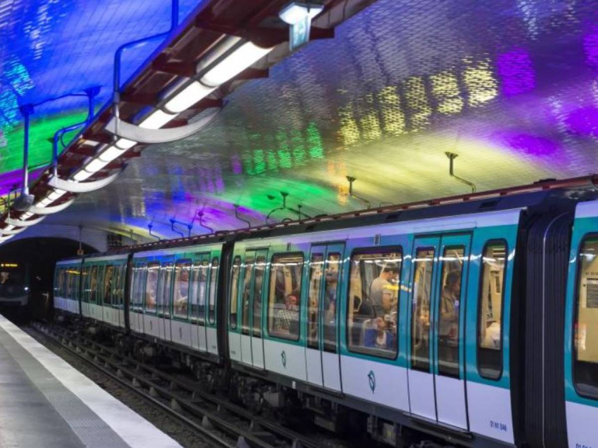 Paura a Parigi, tre donne accoltellate in metrò: aggressore arrestato