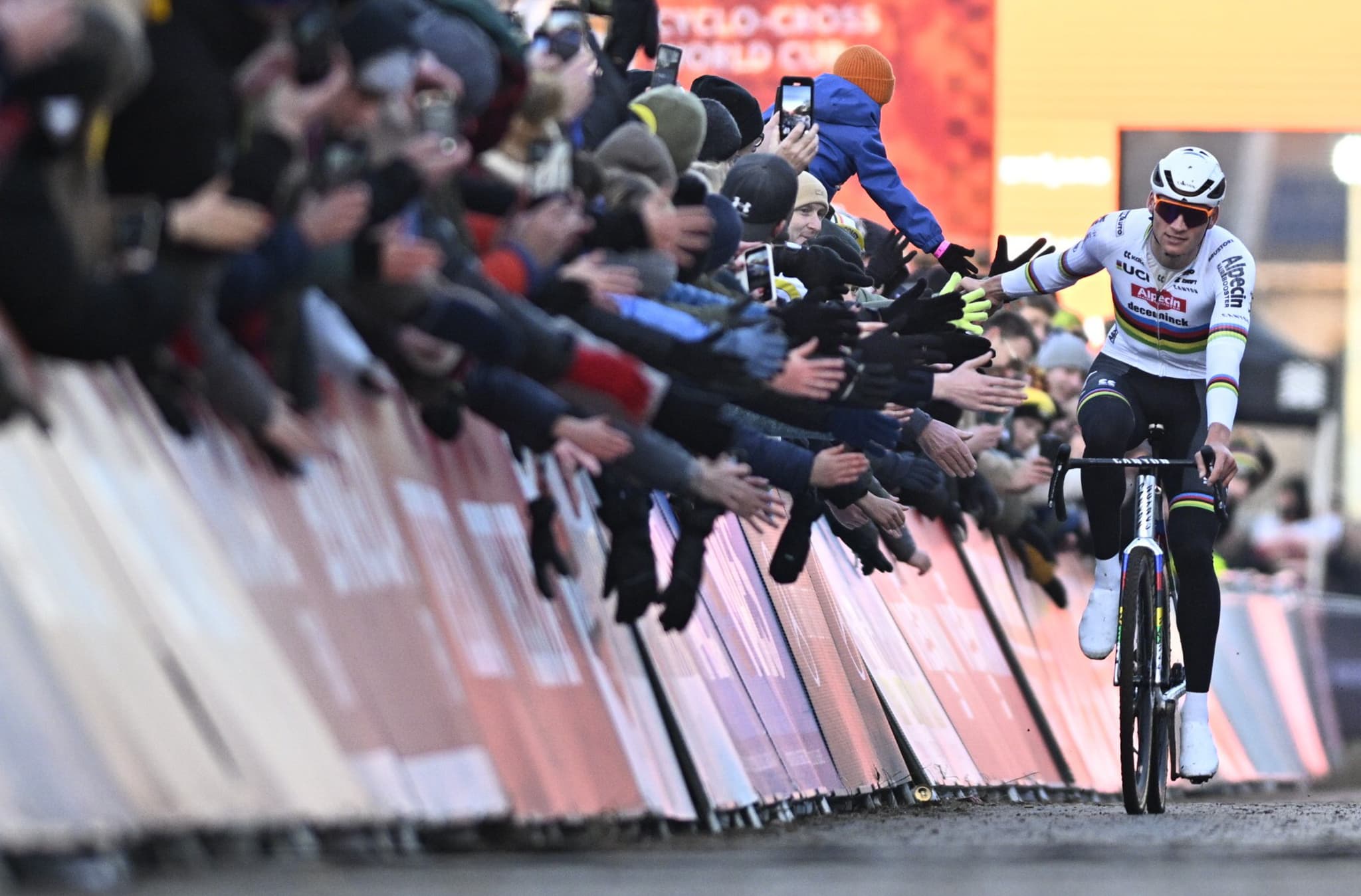 Cyclo-cross : impérial Mathieu Van der Poel qui enchaîne son cinquième ...