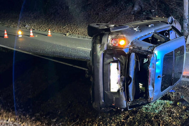 29-jähriger verliert Kontrolle über Auto: Wagen bleibt auf Seite liegen