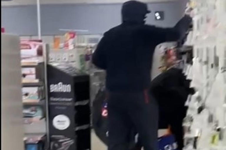 Boots shoppers stunned as brazen thieves fill bags and run