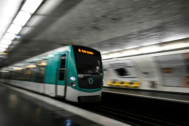 Assailant stabs 3 in Paris metro spree