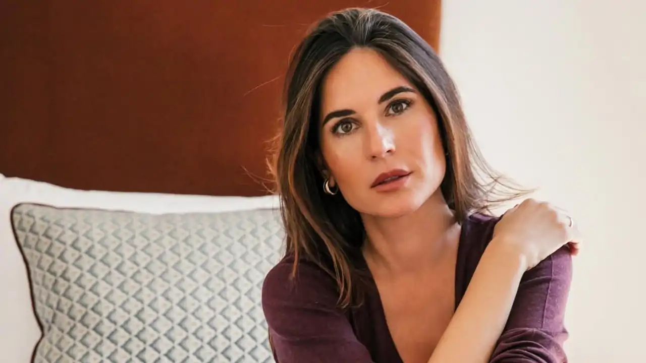 Entramos en el gran salón de Lourdes Montes de estilo rústico renovado ...