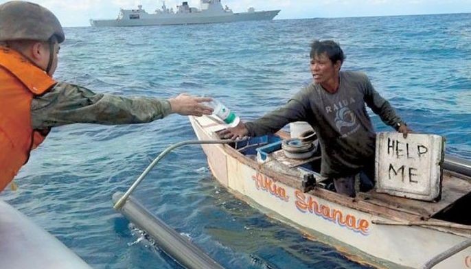 Chinese navy sailors aid Philippine fisherman