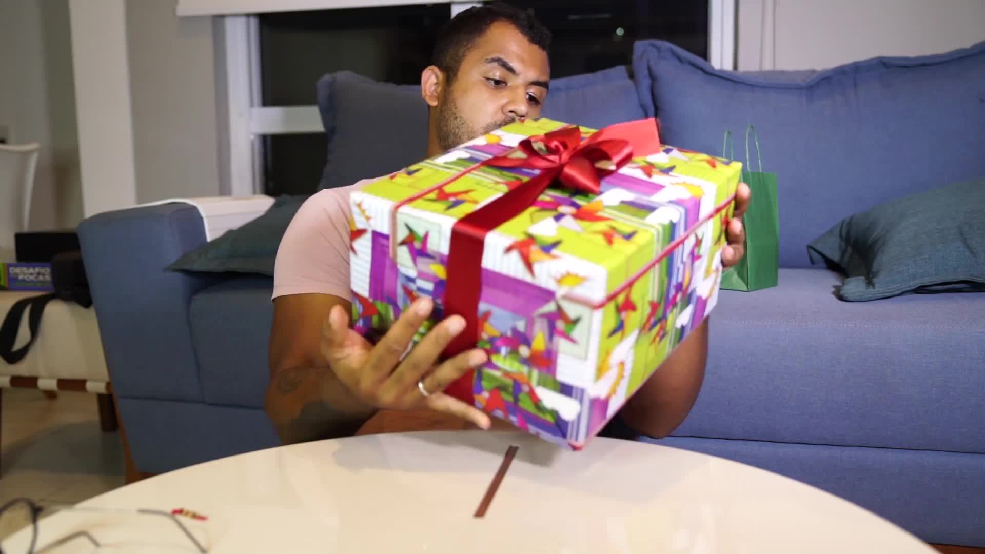 Abrindo presentes de Natal da família Neto