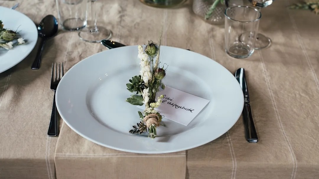 The first three things fine-dining restaurants notice the second you ...