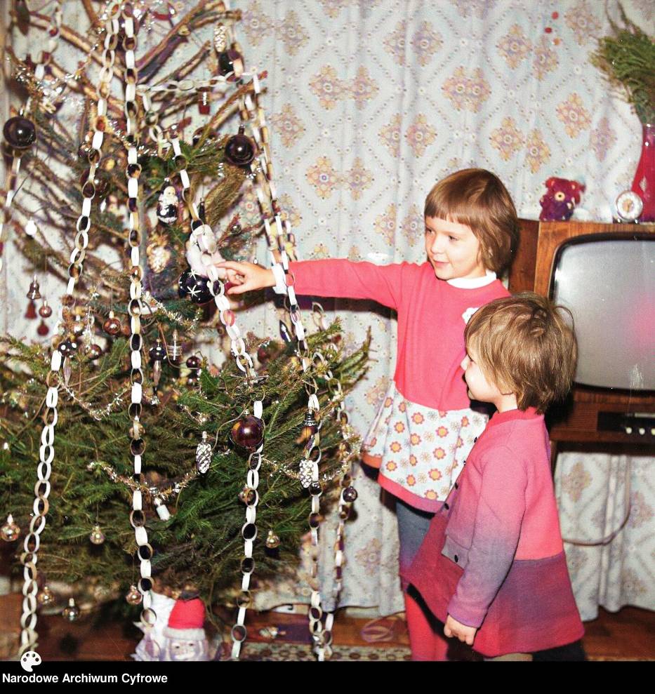Podróż sentymentalna do czasów PRL-u. Zobacz unikalne, pokolorowane ...