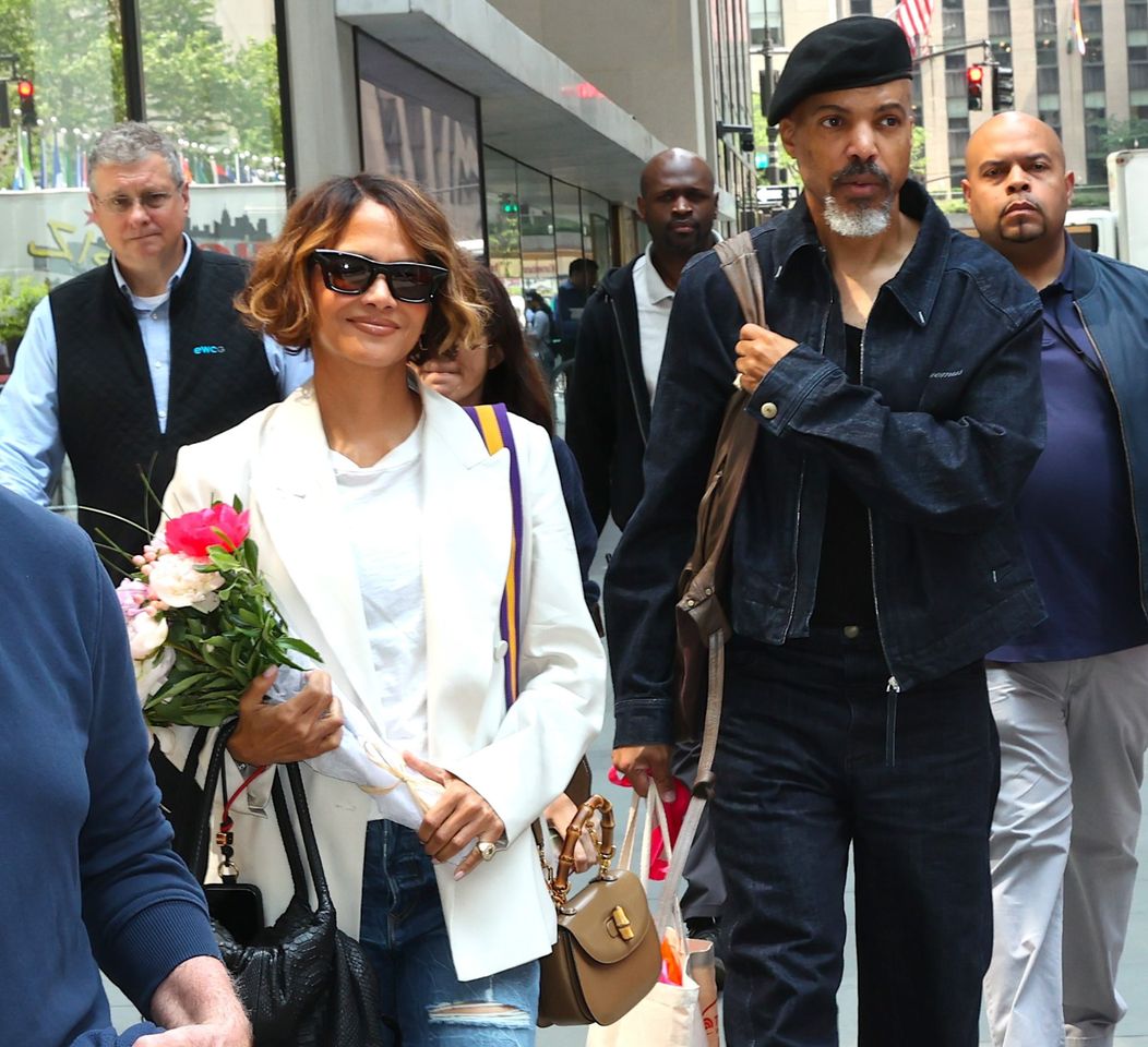 Halle Berry cozies up to boyfriend Van Hunt in rare Christmas photo ...