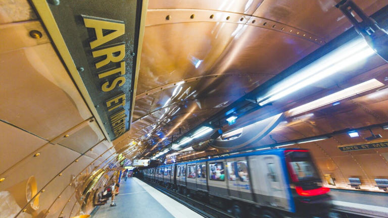 Tre donne accoltellate nella metro di Parigi