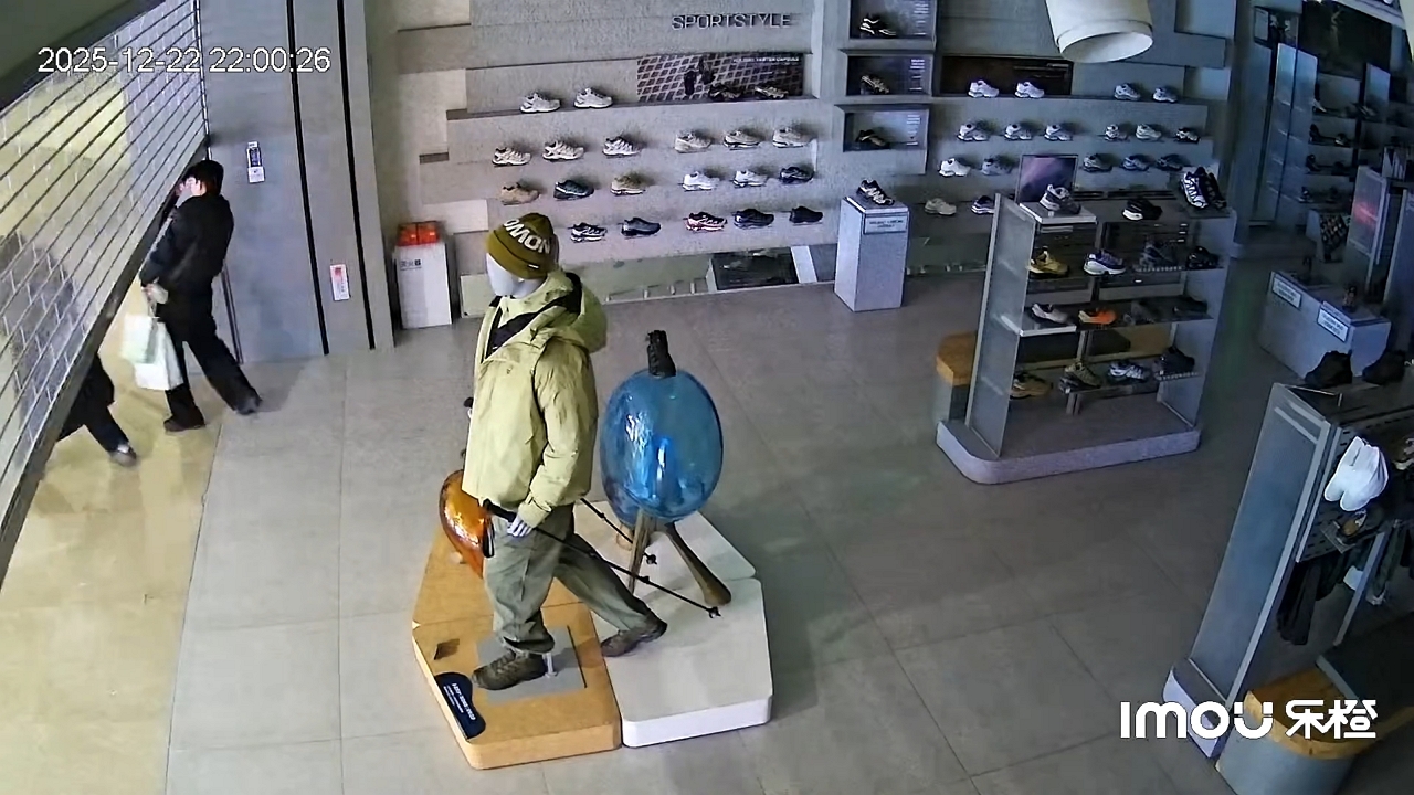 Man hits head on security shutters inside shoe boutique in Hunan, China