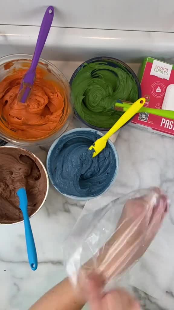 Can blue buttercream work for fall cakes?