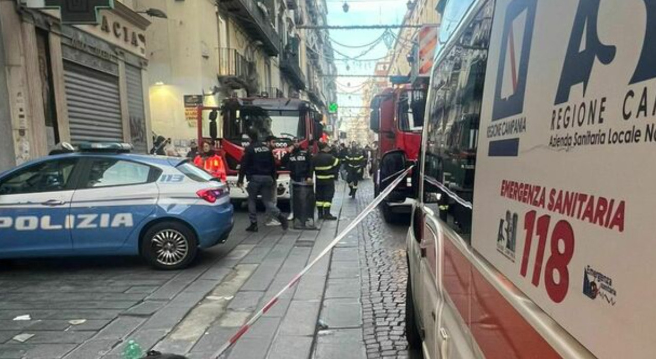Napoli, cadono calcinacci a via Toledo: due turiste romane ferite ...