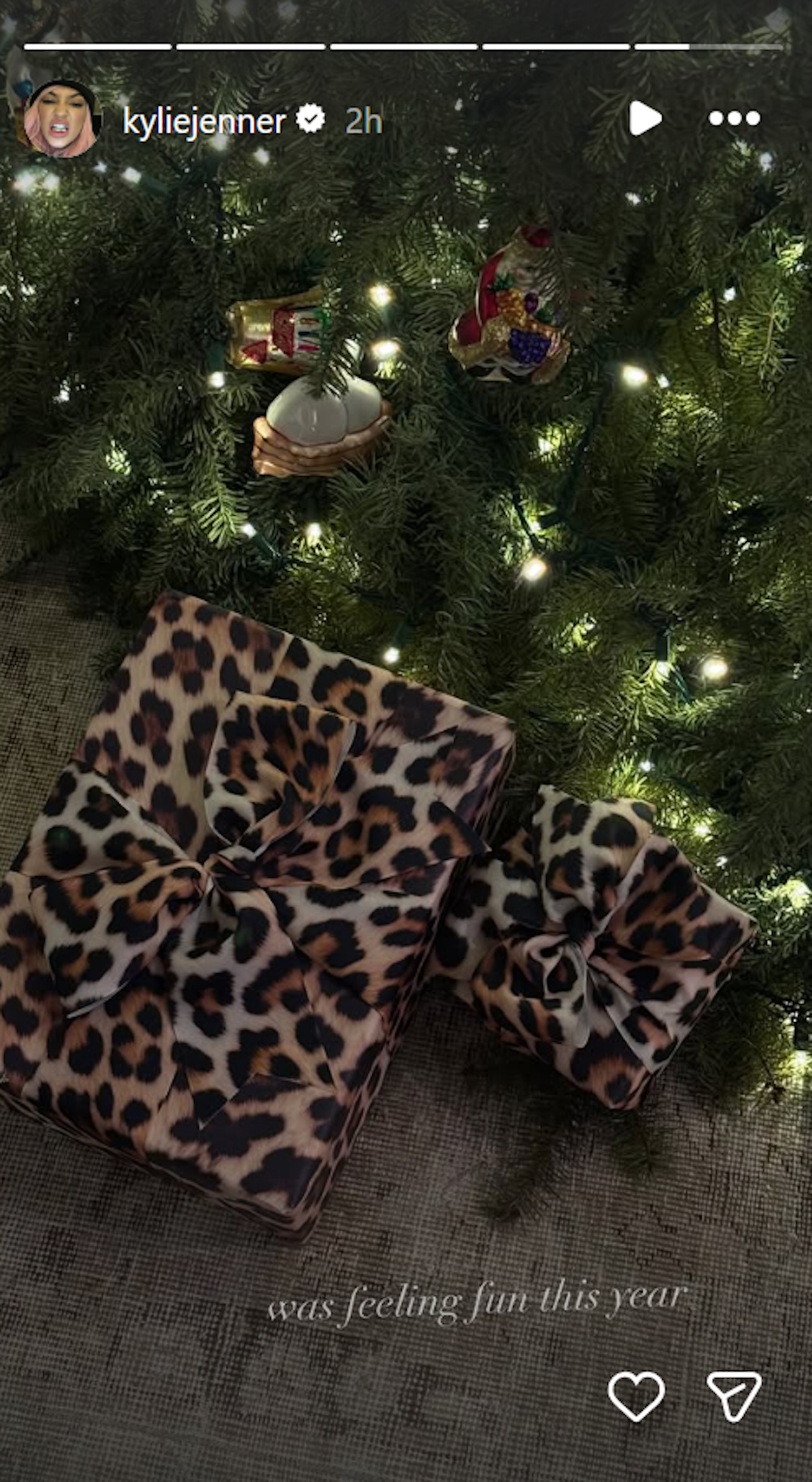 The Kardashians go hard in the wrapping paper paint every Christmas ...