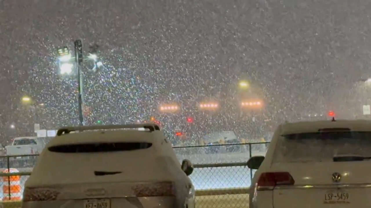 Steady snowfall blankets Rochester International Airport, Minnesota, USA