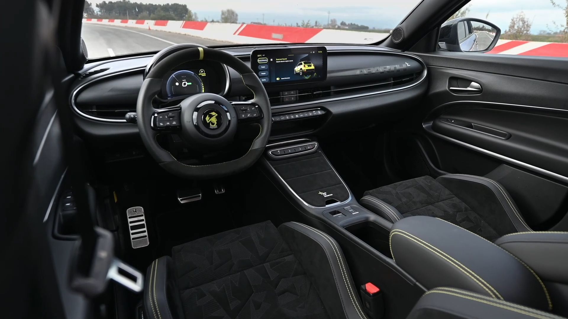 Der neue Abarth 600e - Das Innenraumdesign - Dunkles Ambiente, farbige ...