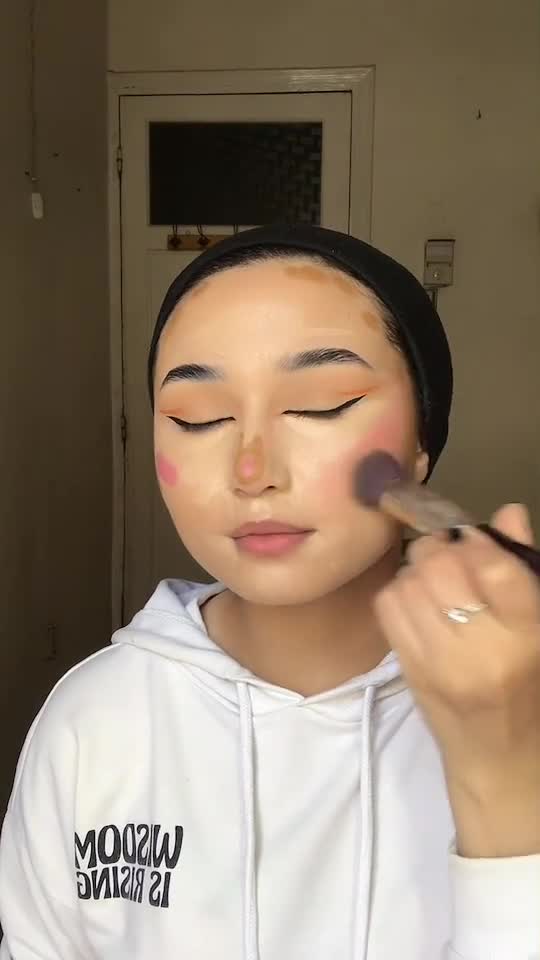 GRWM: Bold orange eyeliner for my sister’s prom night