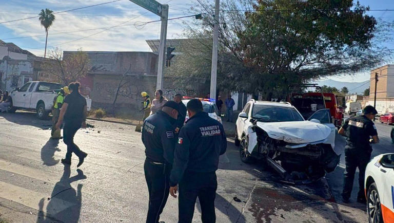 Conductora se pasa semáforo y provoca carambola entre cuatro autos en ...