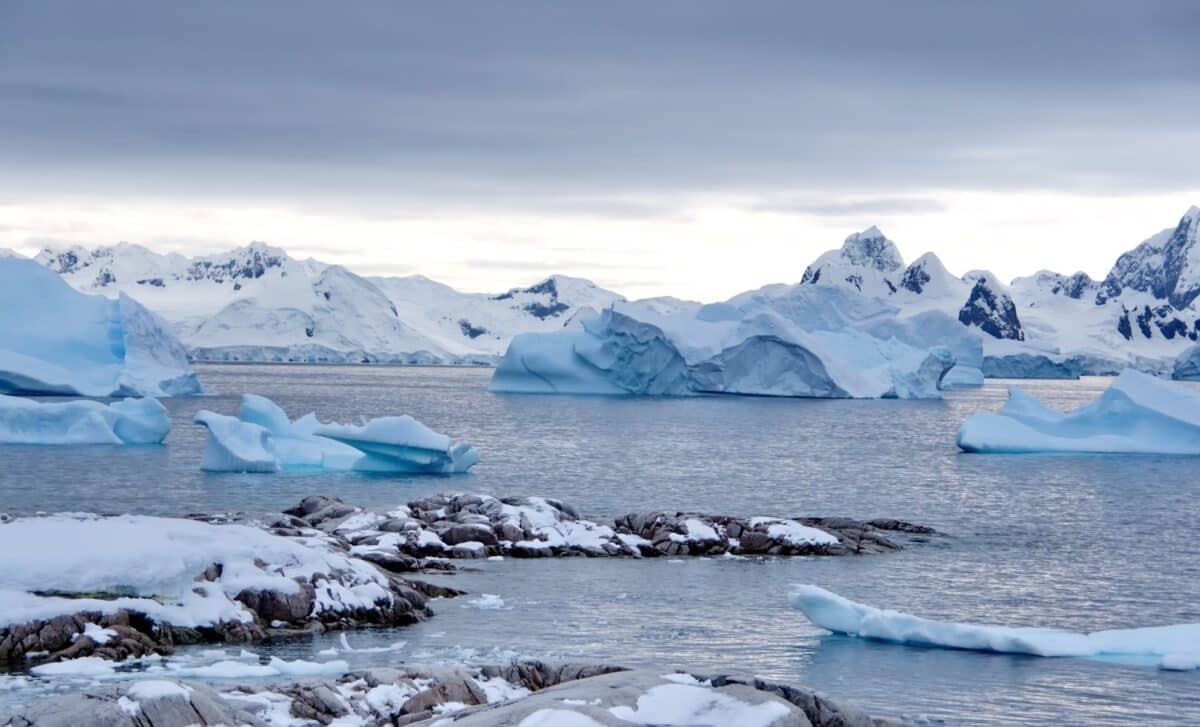 Underwater submarine found mysterious ice structures beneath Antarctica ...