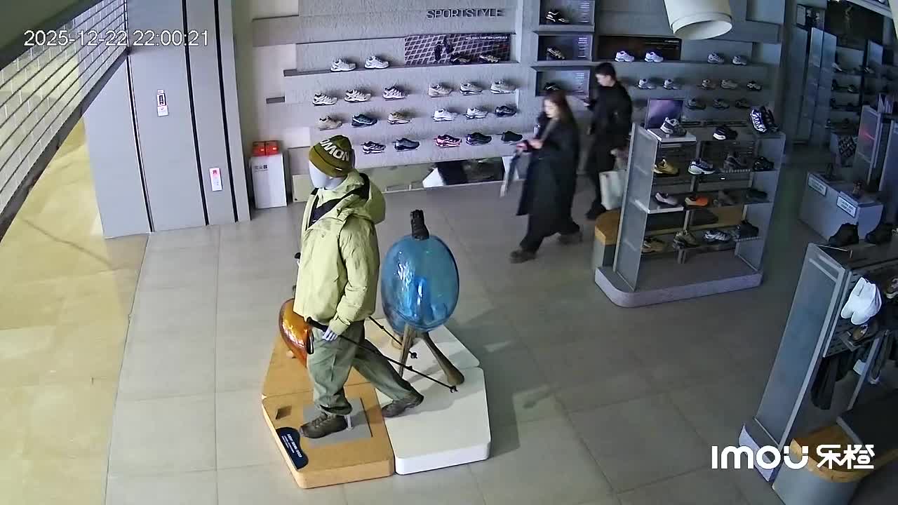 Man hits head on security shutters inside shoe boutique in Hunan, China