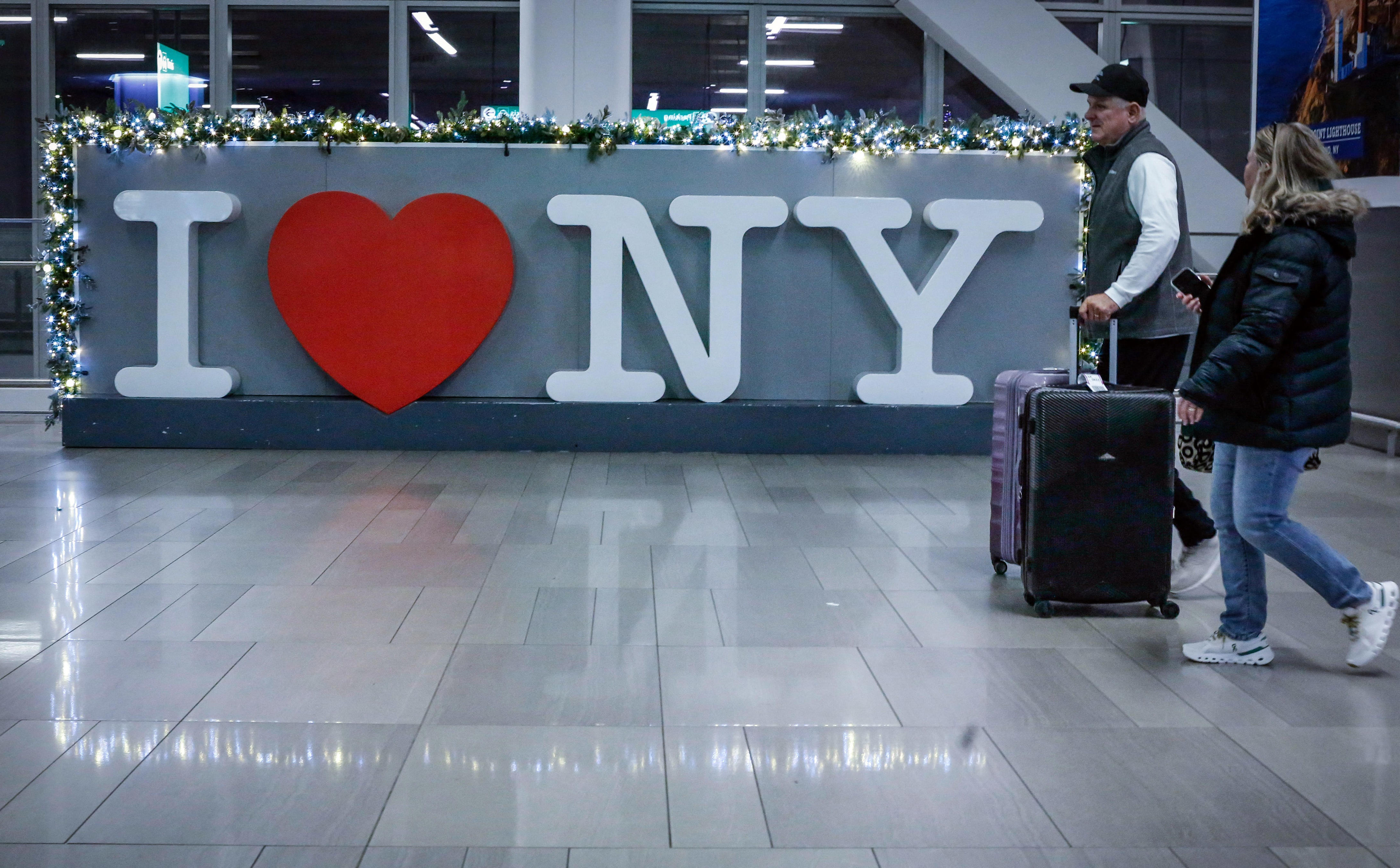 Weather delays flights at NYC airports. How to check flight status