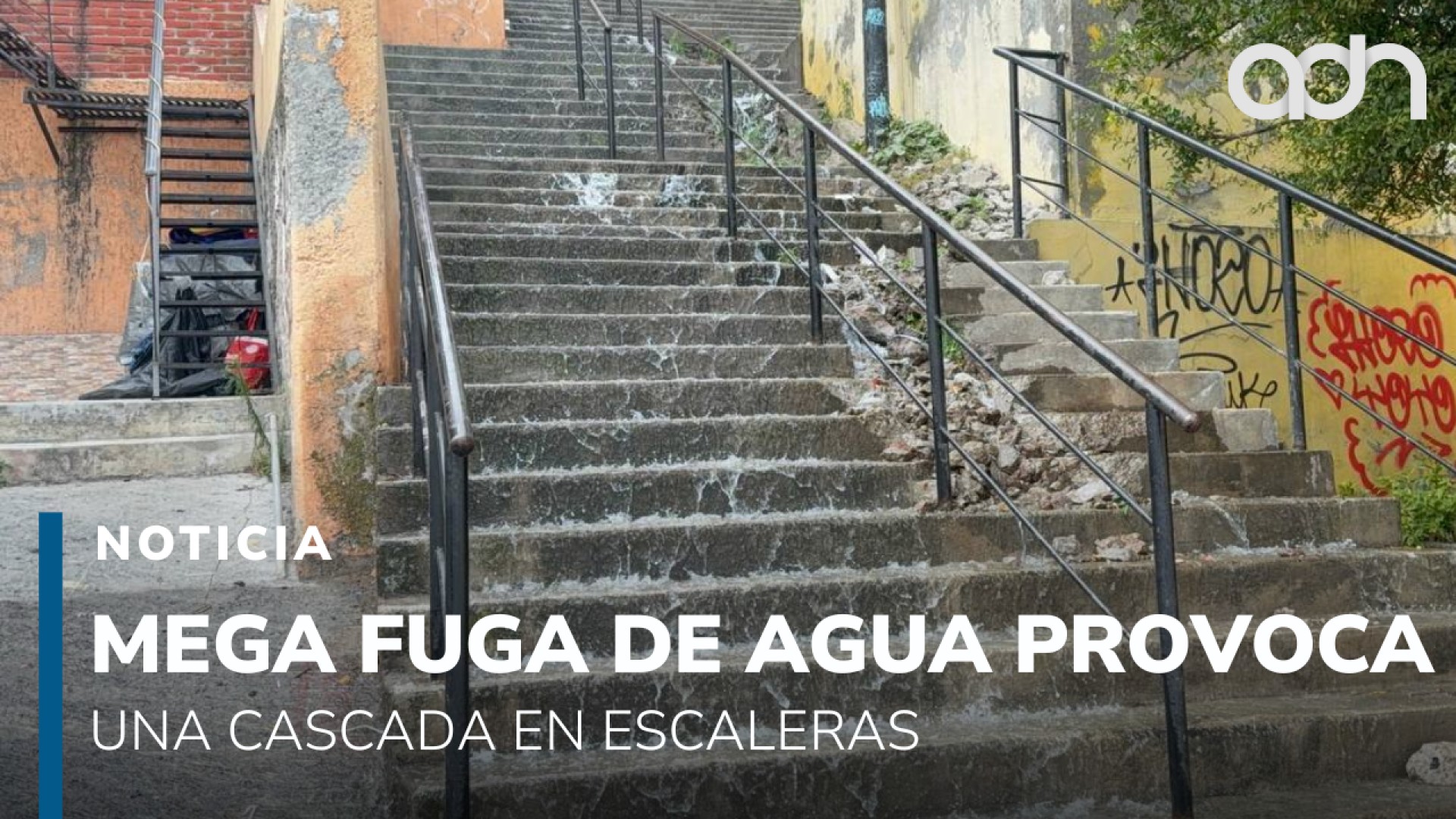 Mega fuga de agua provoca una cascada en escaleras de la colonia Ampliación