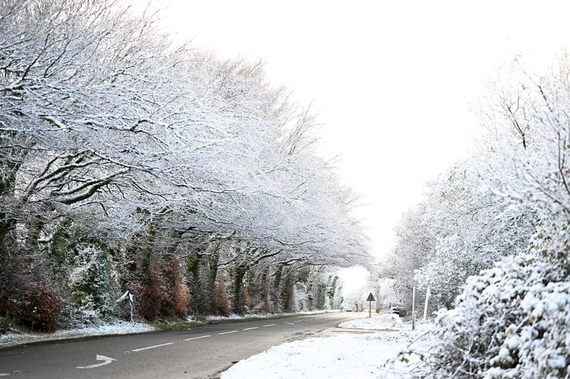 UK snow bomb as weather maps show 'one inch per hour' across 700 miles